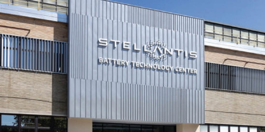 Transition énergétique : Stellantis inaugure son premier “Battery ...